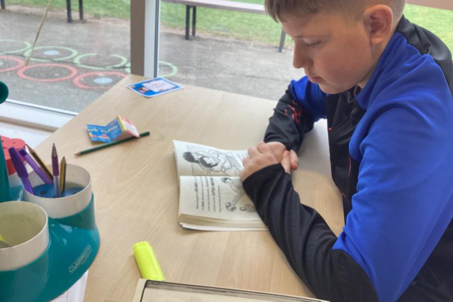 Sharing books | Broadbent Fold Nursery & Primary School